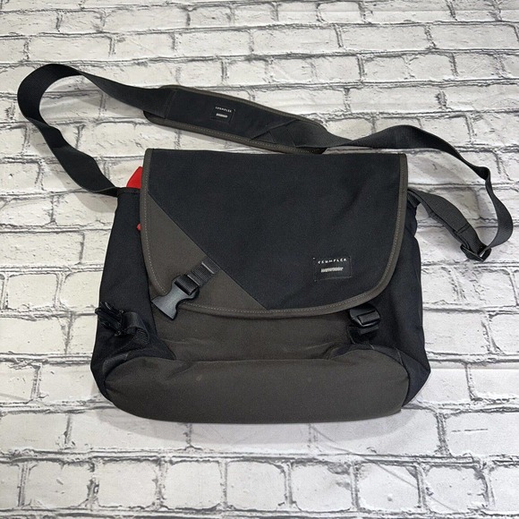 Crumpler | Bags | Crumpler The Skivvy Small Laptop Crossbody Messenger ...